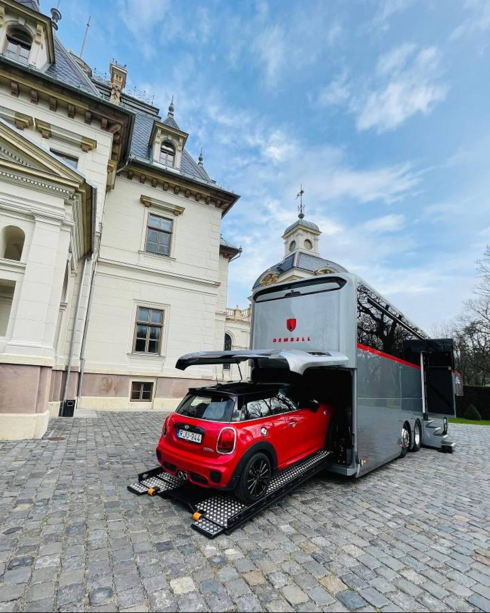15+ Luxury Motor Homes Design That Feel Like 5-Star Hotels