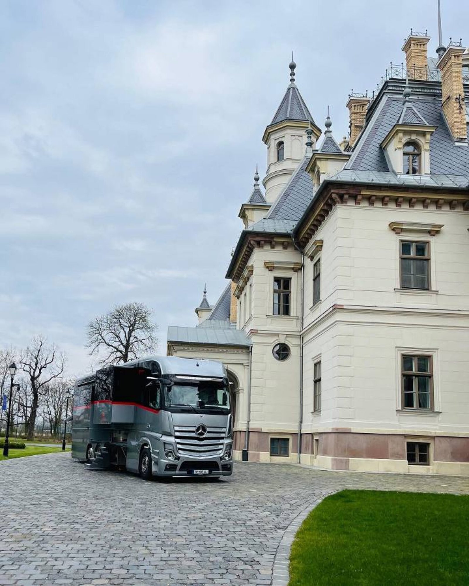 15+ Luxury Motor Homes Design That Feel Like 5-Star Hotels