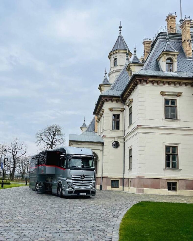 15+ Luxury Motor Homes Design That Feel Like 5-Star Hotels