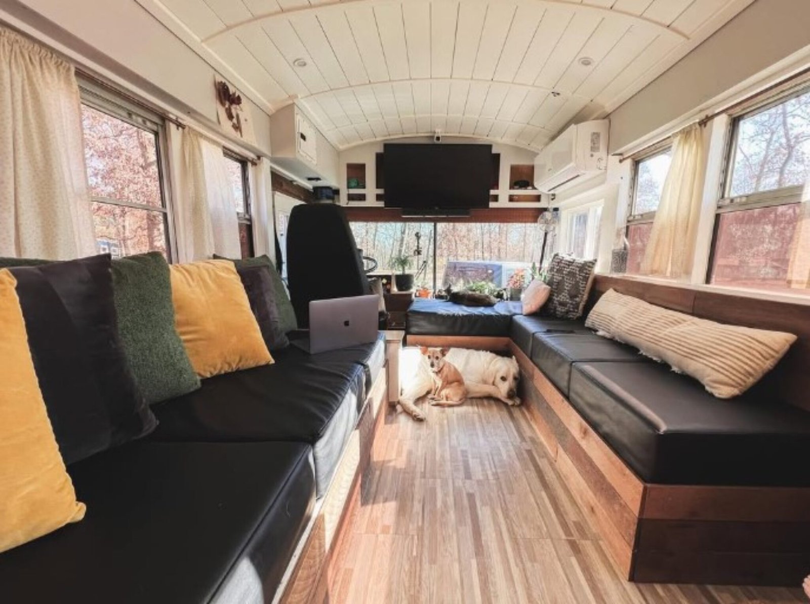 This Batterton Family Built the Viral ‘Nomad Bus’ for $50 k (From 4,100 ...